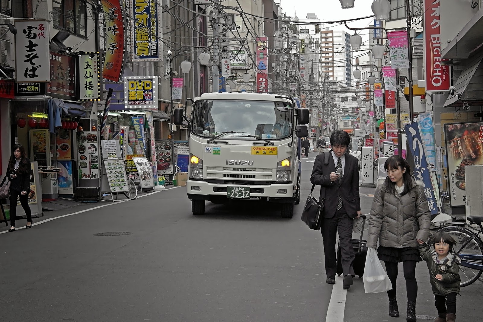 bigheadtaco.com: Tokyo-X-Vario: Street Photography at 70mm