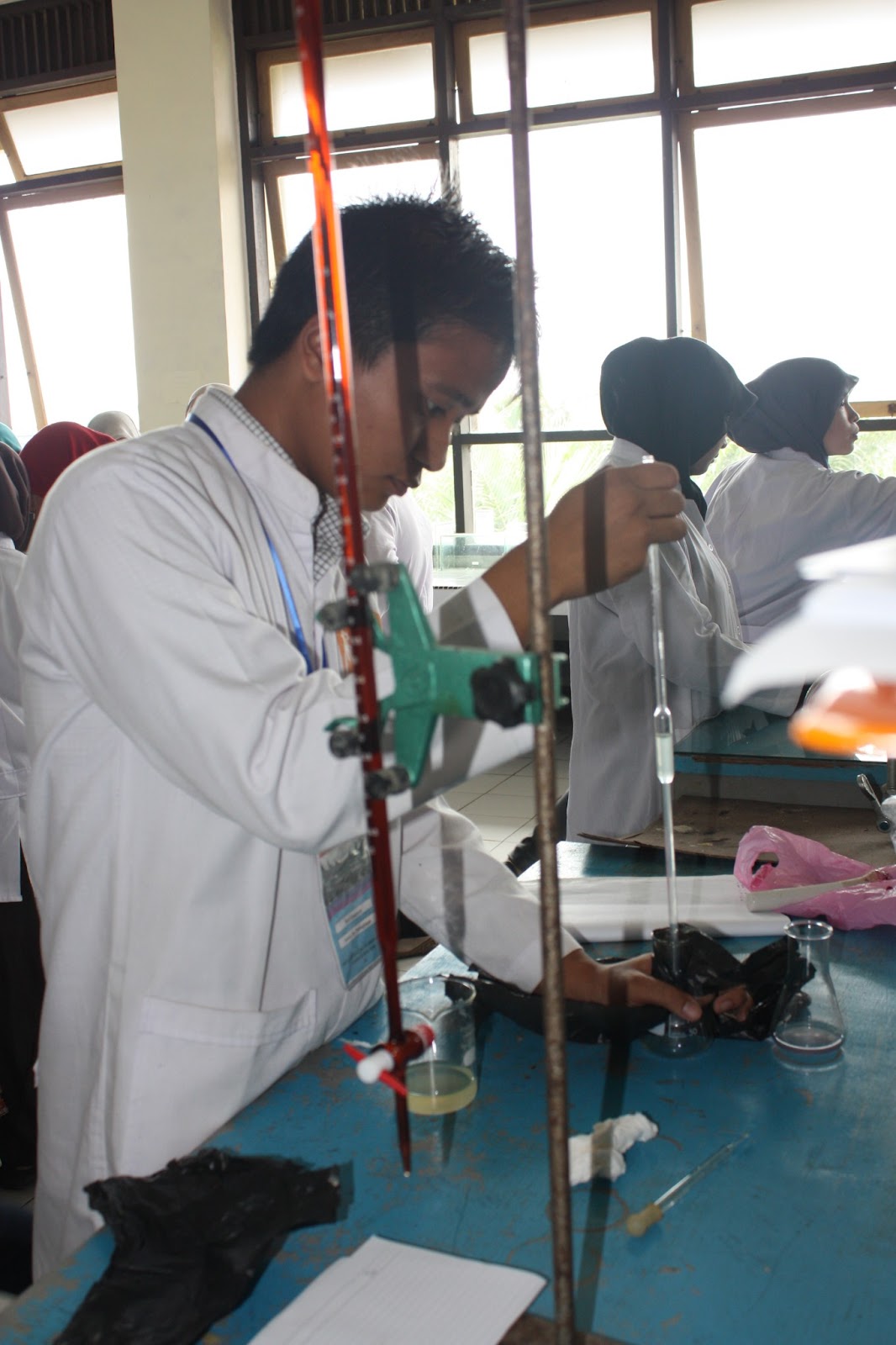 Tumbuhan Obat dan Sains: Kegiatan di Laboratorium Kimia UNP