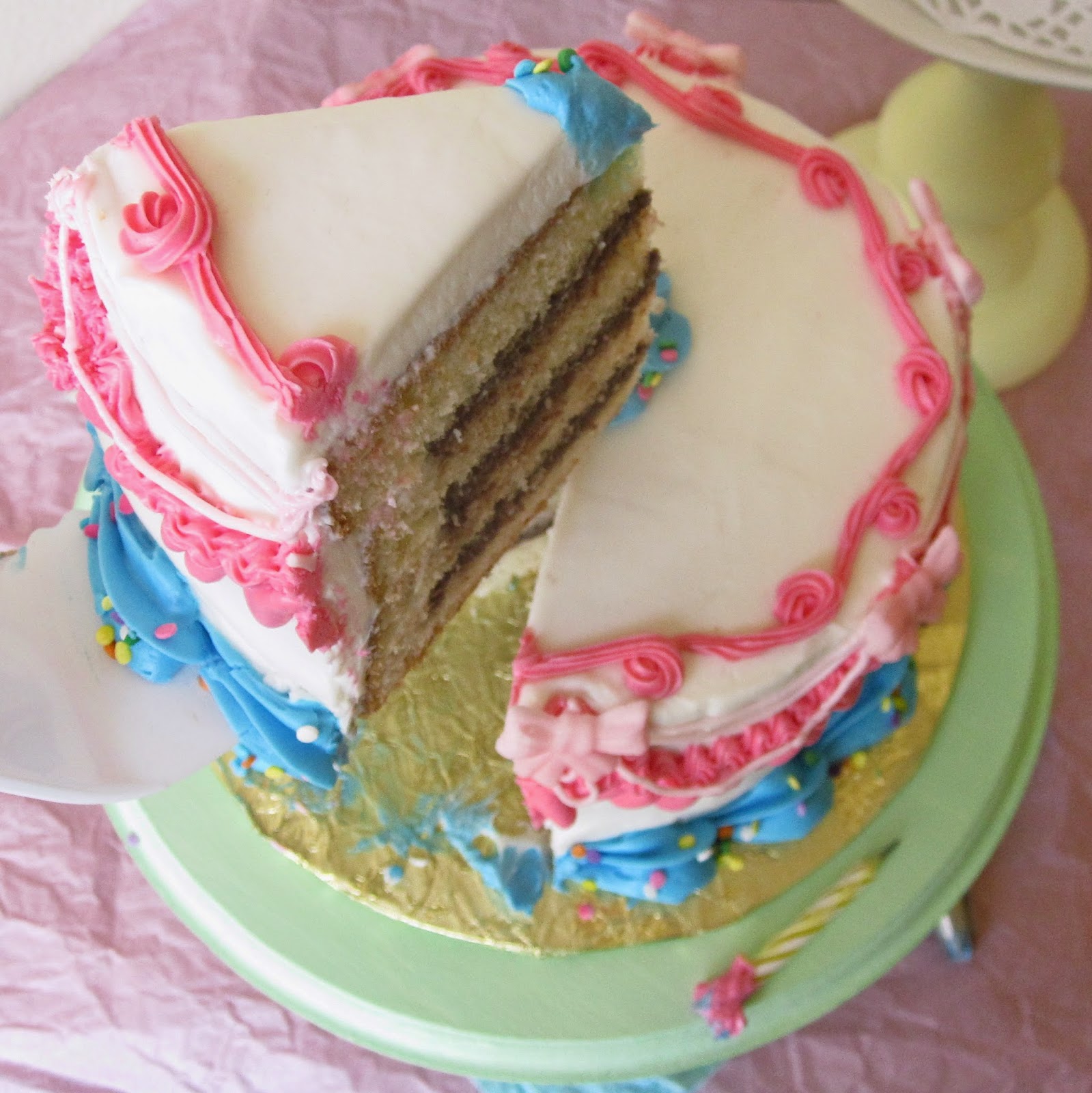 {VIDEO} Cake Decorating 101 (Part 2): Tricks for How to Frost a ...