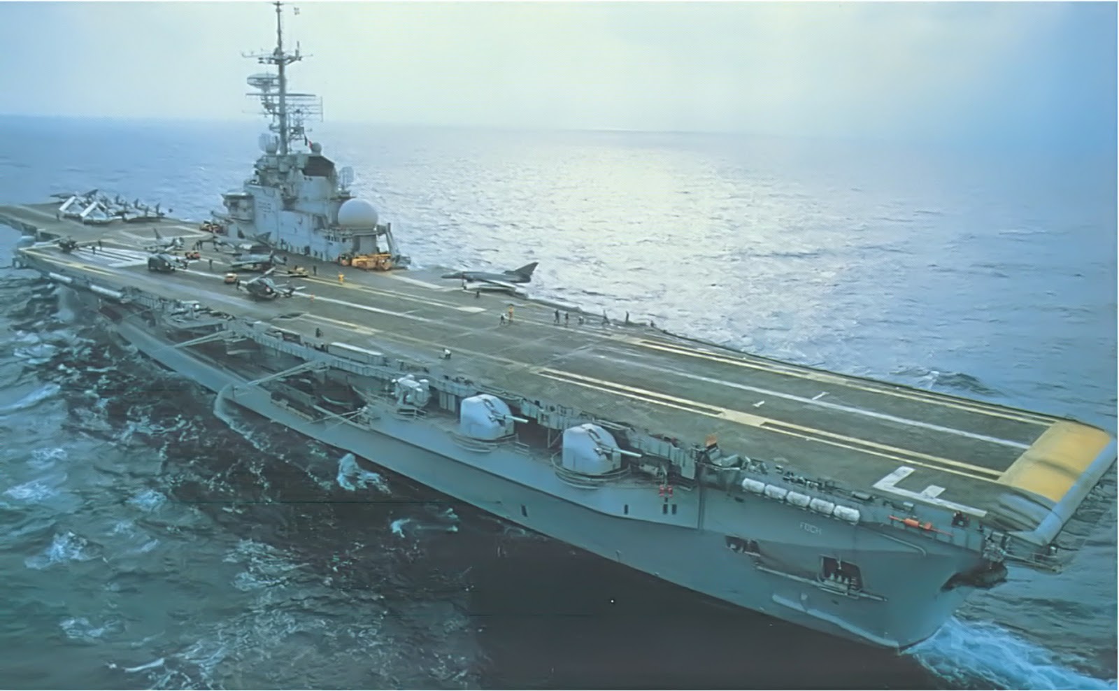 Les porte-avions "Clemenceau" et "Foch".