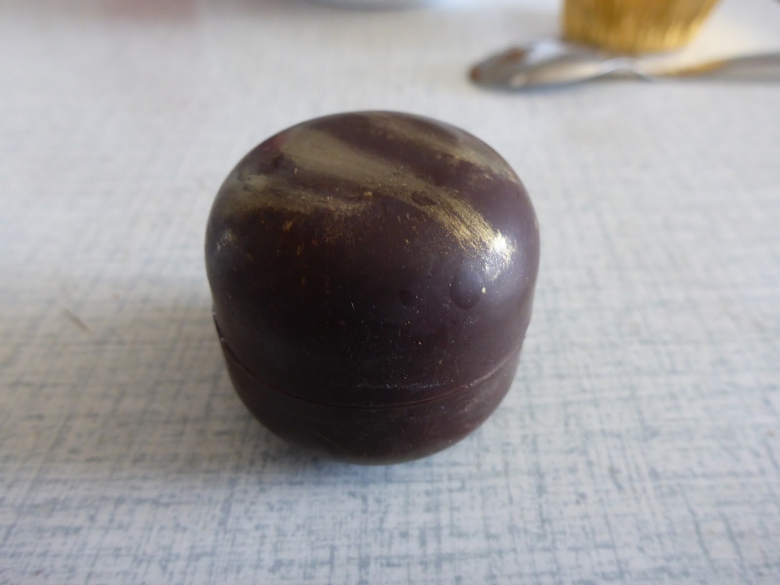 Dark chocolate spheres