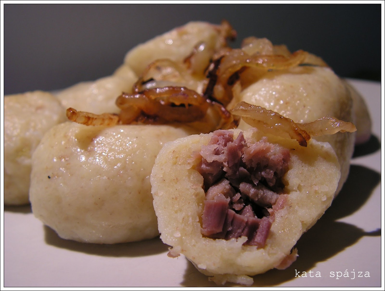 kata spájza: Füstölt hússal töltött krumpli gombóc (Bramborové knedlíky ...