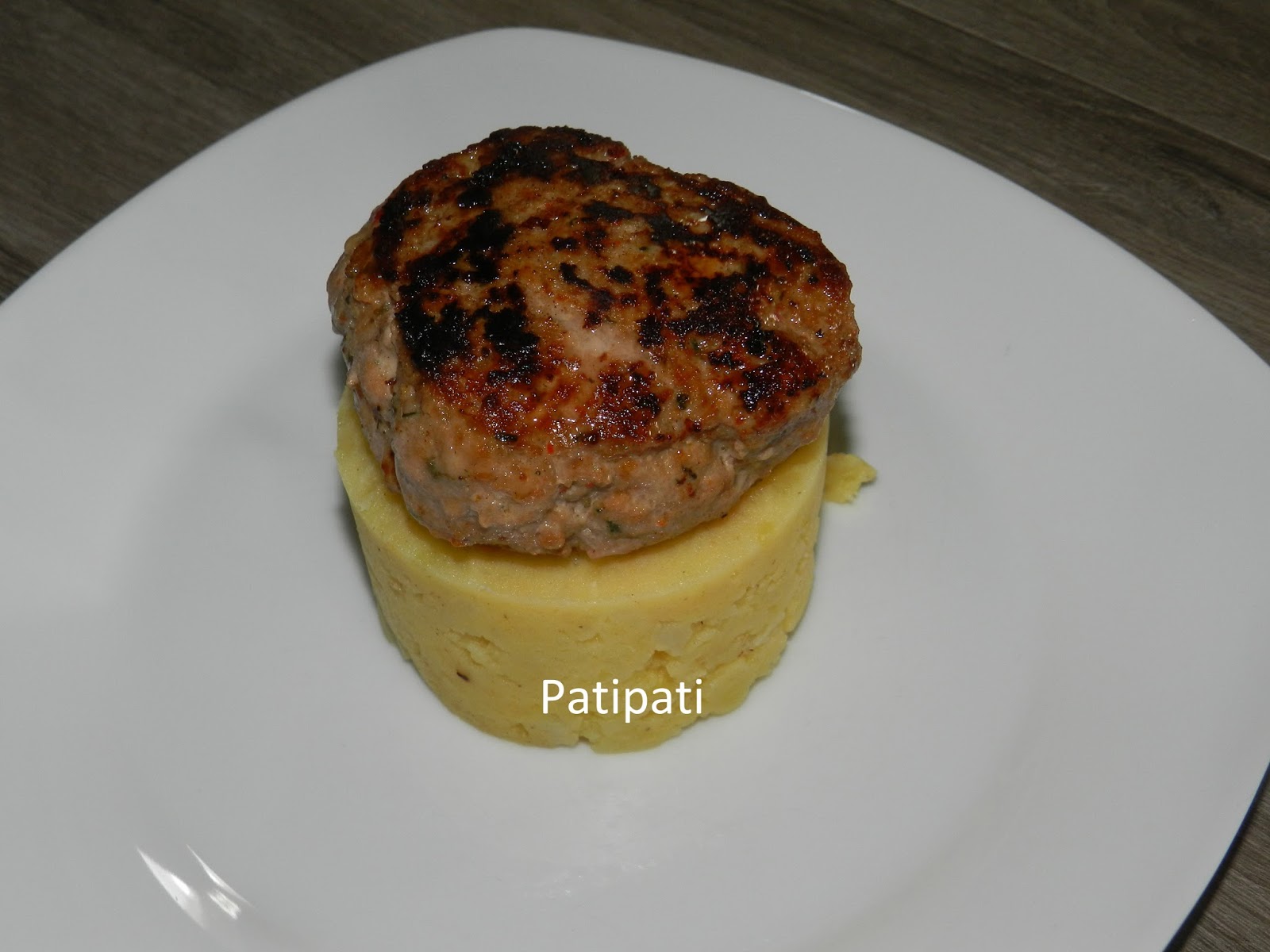 Purée de pomme de terre au chou rave violet chapeauté d'un steak haché