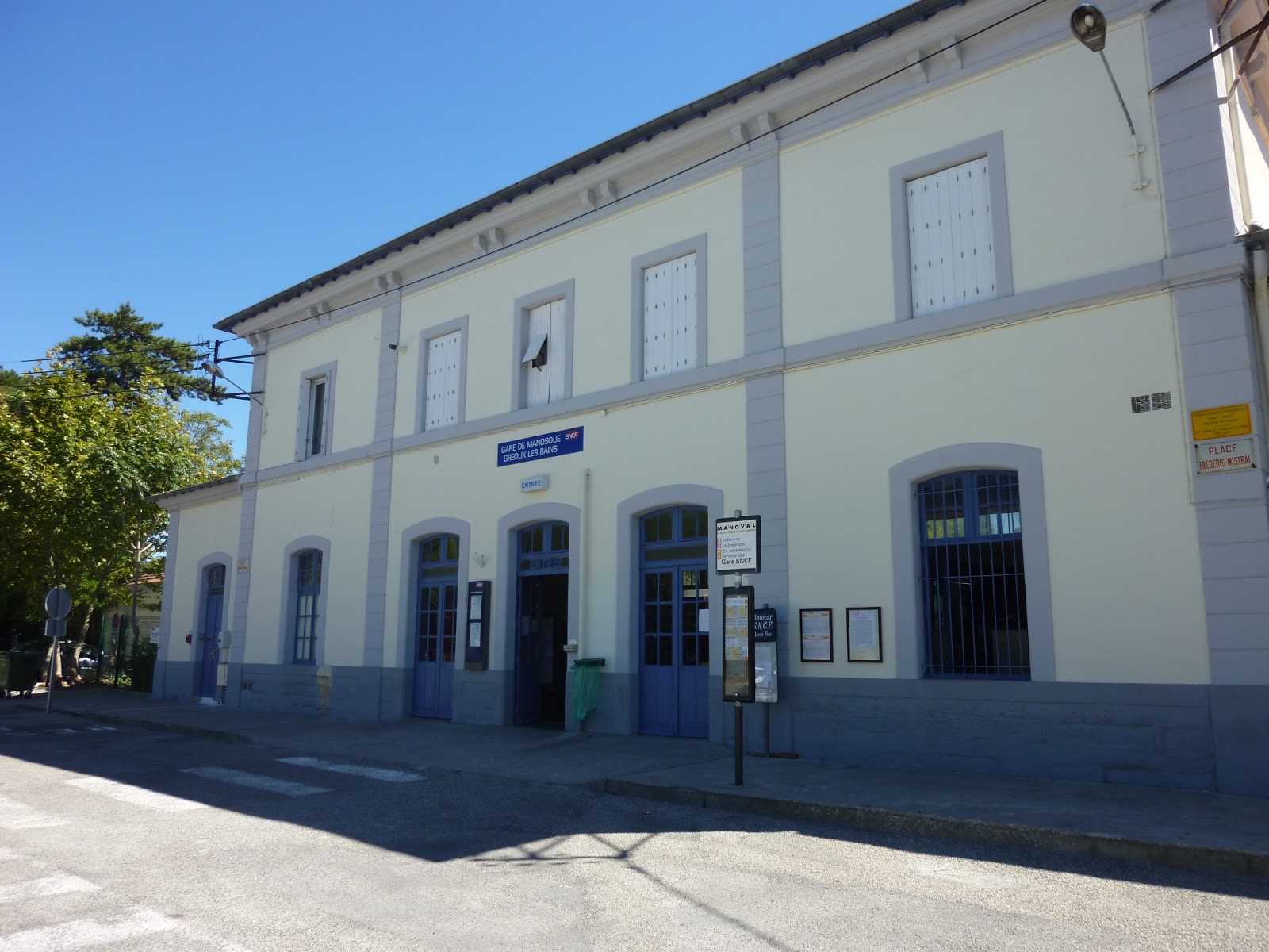 Promenades en Provence, dans l'univers de Jean Giono: Au fil des rues ...