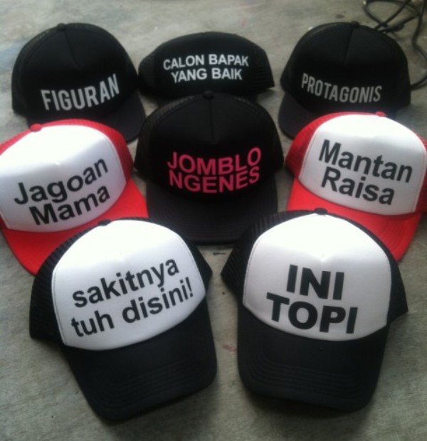 OUTFIT OF THE DAY: TOPI NAMA YANG TREND DI KALANGAN REMAJA HINGGA ORANG TUA