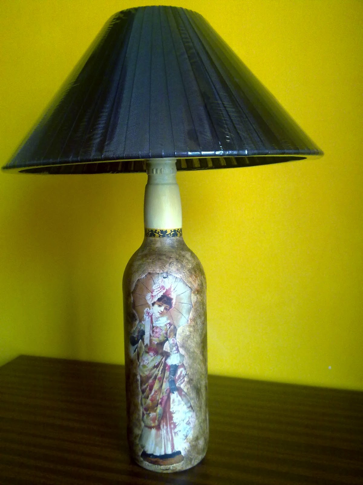 EL RINCON DE LAS ARTESANIAS: lampara con botella hecha con decoupage y ...