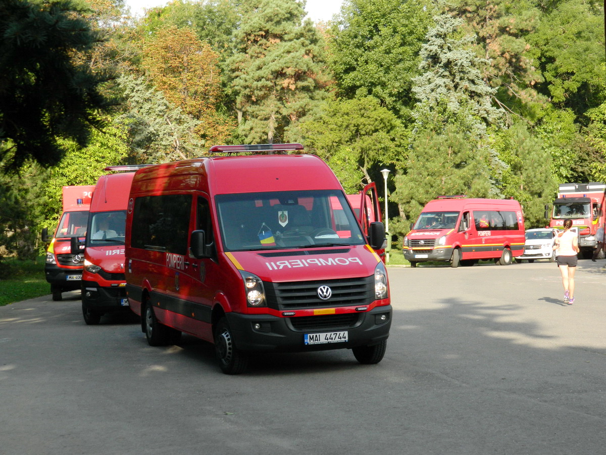 LA MULTI ANI, ROMANIA!: Masini de pompieri in Parcul Carol