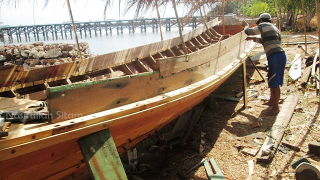 Melihat Cara Pembuatan Kapal Kayu di Karimunjawa - Nasirullah Sitam
