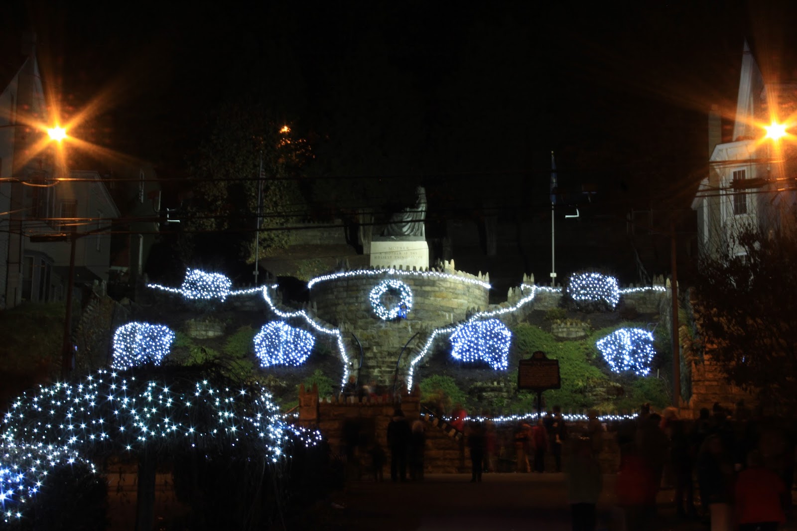 Santa Claus Arrives and Lights Christmas Tree in Ashland
