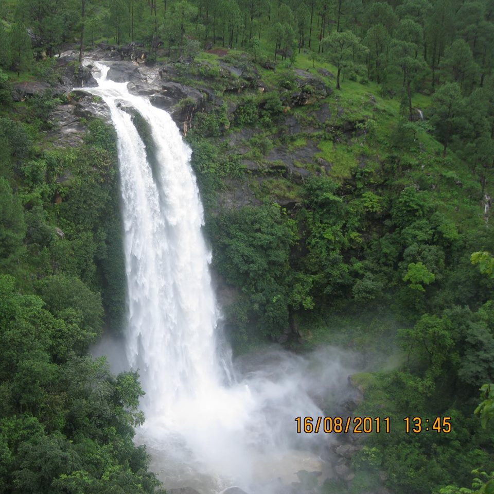 Beauty of Uttaranchal: Beautiful waterfall near Kandey Kiroli( Berinag)