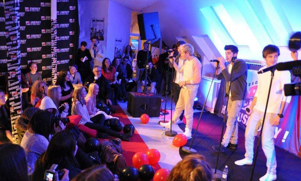 Jonas| Direction| News: One Direction ofreció una fiesta privada para C ...