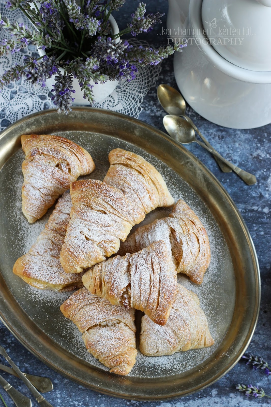 ...konyhán innen - kerten túl...: Sfogliatella Riccia napoletana