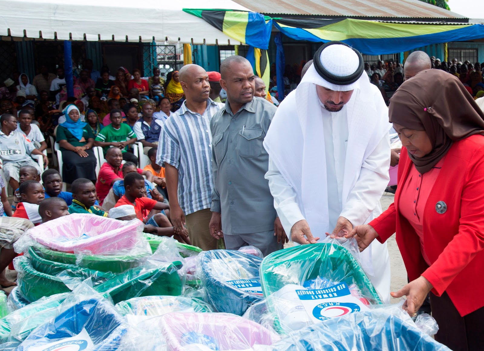 MATUKIO @ MICHUZI BLOG: MAKAMU WA RAIS AKABIDHI VIFAA VYA KUSAIDIA ...