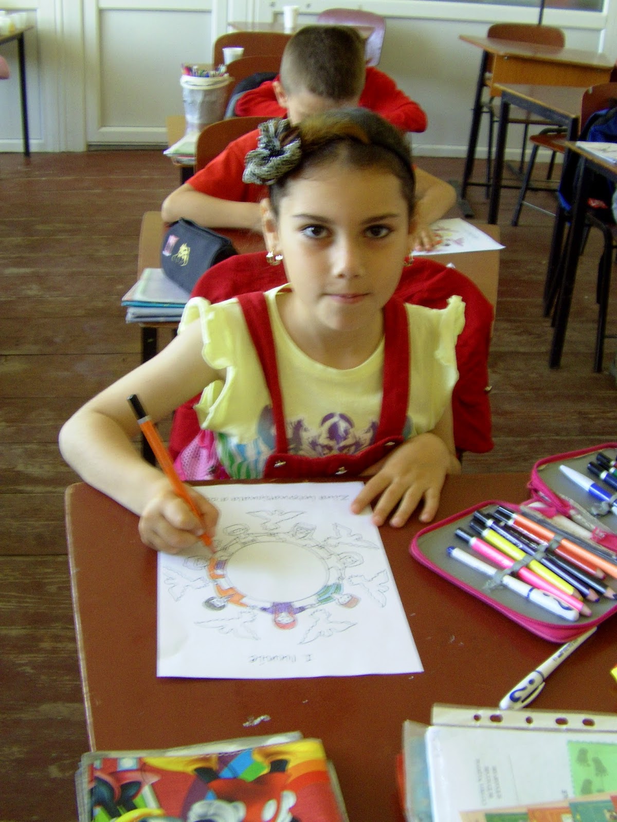 Cornelia Vîju: Desenând copilăria... La mulți ani, copii!