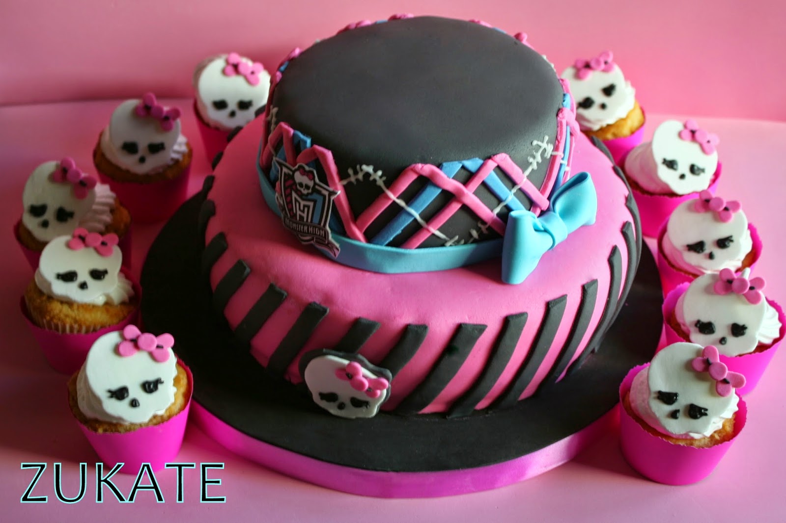 TORTA Y CUPCAKES DE MONSTER HIGH DOLLS PARA NATALIA | ZUKATE