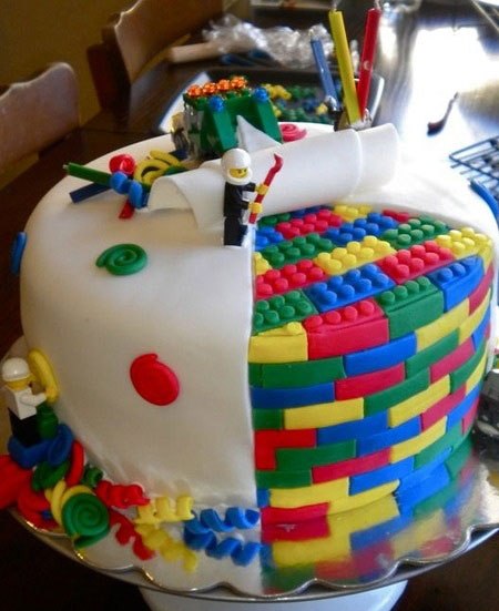 Una torta di... LEGO !!! Fantastica !!! (clicca la foto)