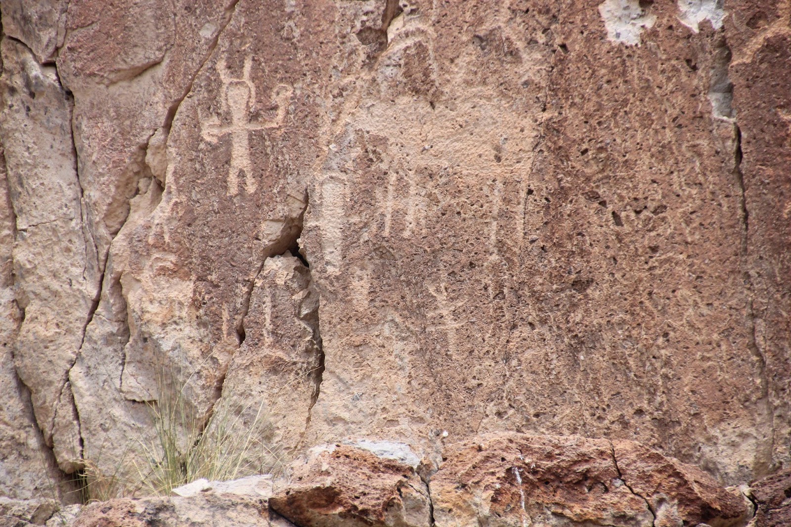 Utah Pictographs, Petroglyphs and Rock Art: Fremont Indian State Park