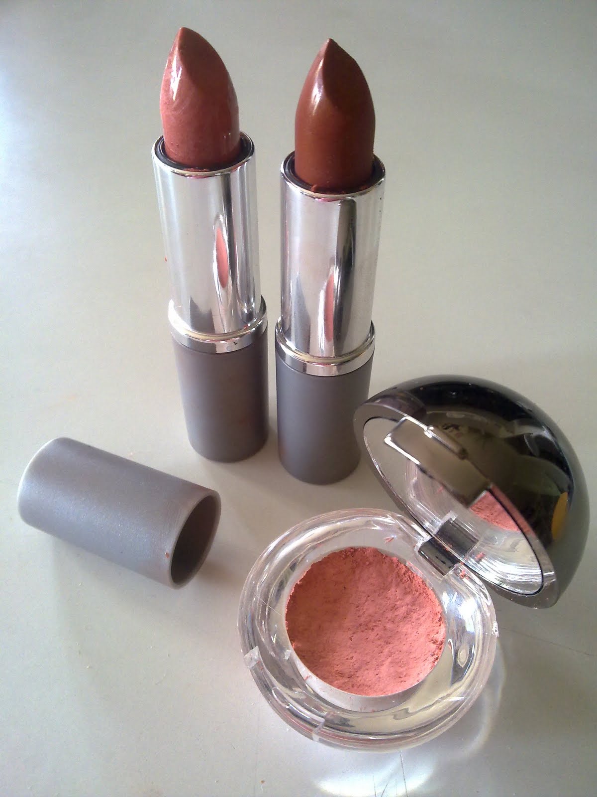 Rouge à lèvres n°2 rouge-orangé, très bon soin, framboise/violette