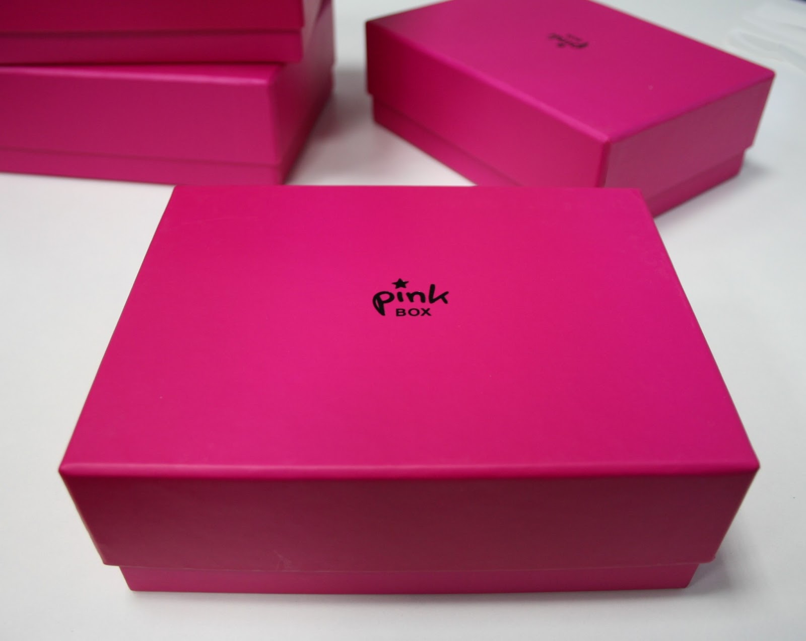 NotAnotherBeautyBlog: Castiga o cutie PINK BOX! - Concurs Inchis