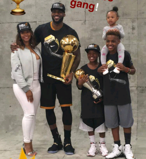 M-BEA FUNAWZE: Lebron James pose with kids and his wife with NBA ...