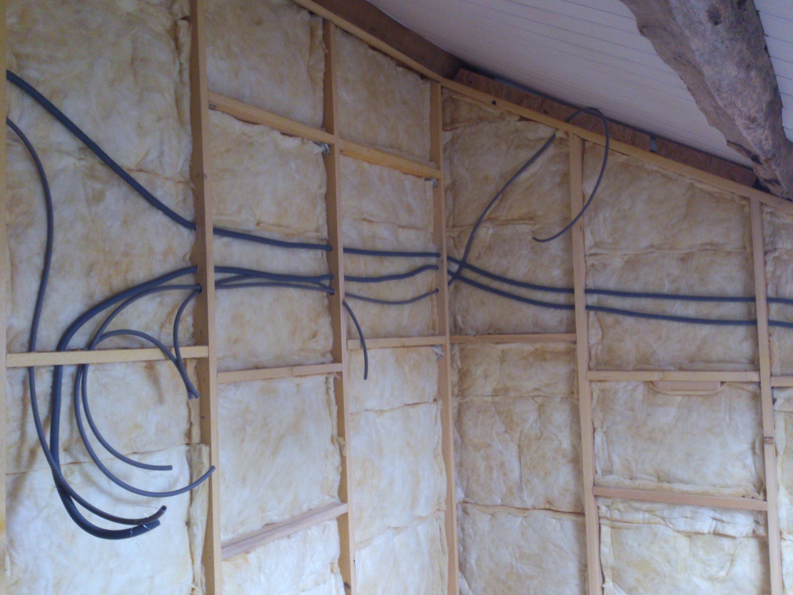 La grange de Pelesté: Isolation, electricité de l'étage