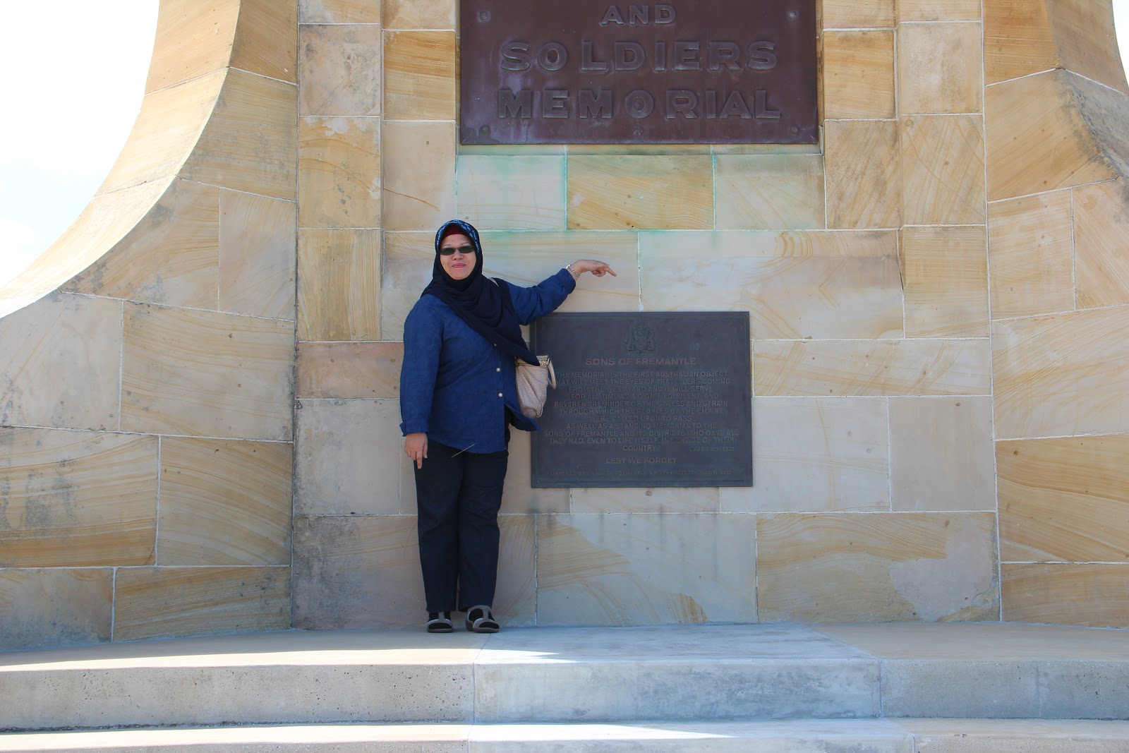 Cyber Info: MONUMENT HILL - THE FREMANTLE WAR MEMORIAL, WA