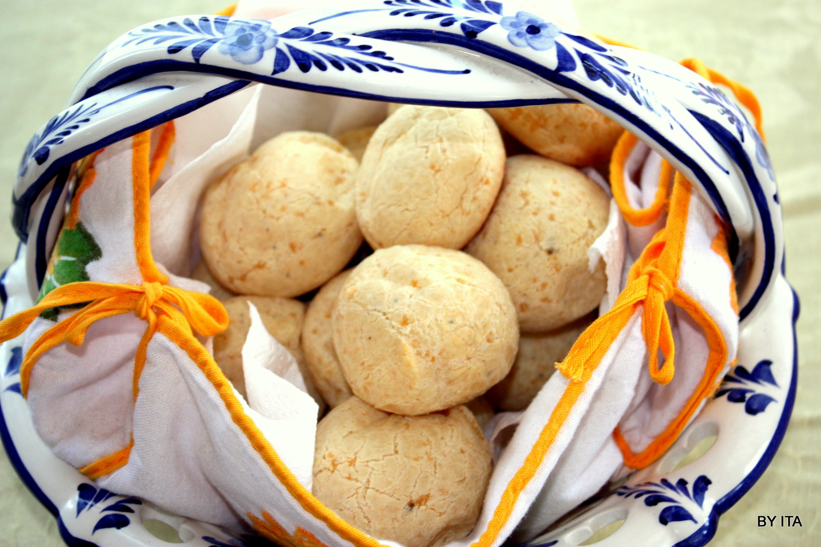 ITA'S BISTRO: YUCCA CHEESE BREAD/PAO DE QUEIJO COM AIPIM.