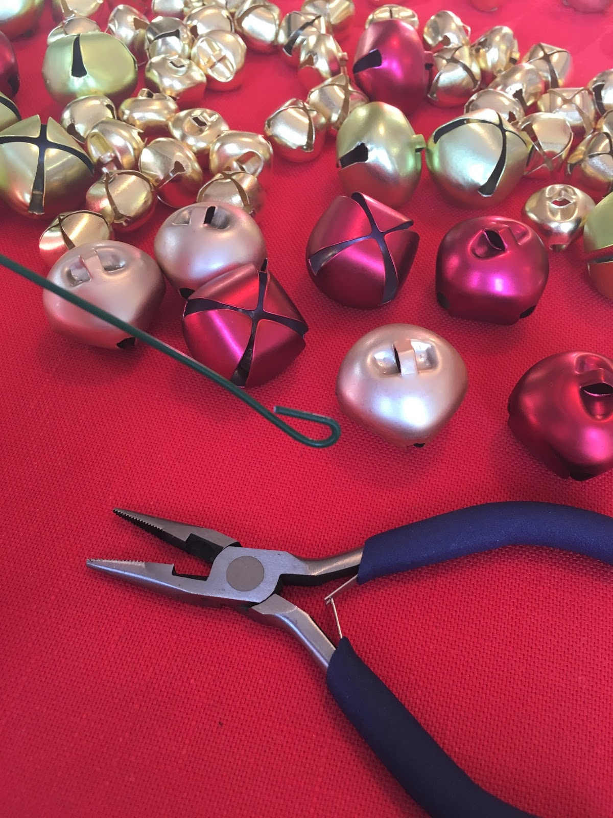 This Kansas City Mama: Mama DIY: Jingle Bell Wreath