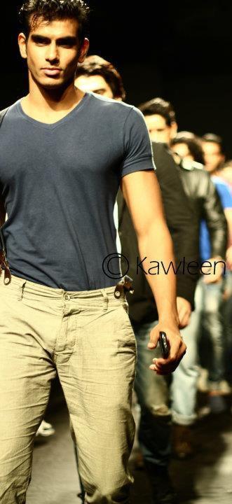 Shirtless Bollywood Men: Taher Ali