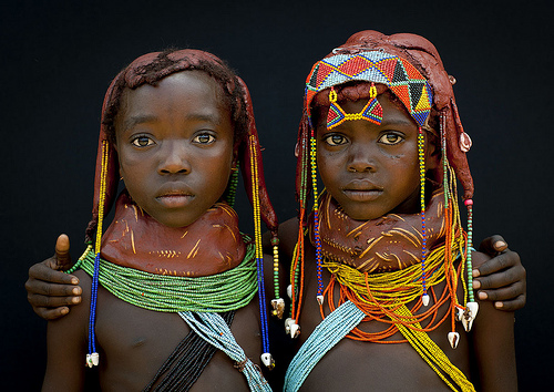 Olá! Como estás?: Duas meninas mumuilas em Angola