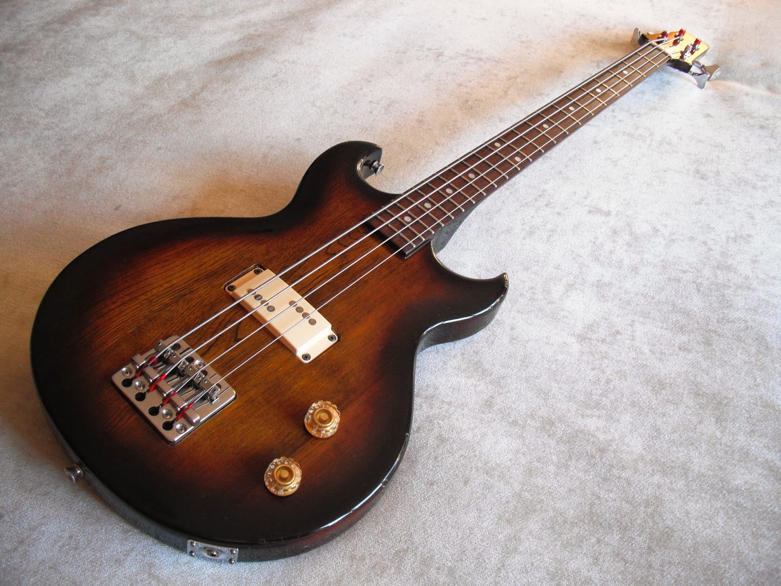 Flat Eric's Bass & Guitar Collection: Aria CSB-450 Medium Scale Bass