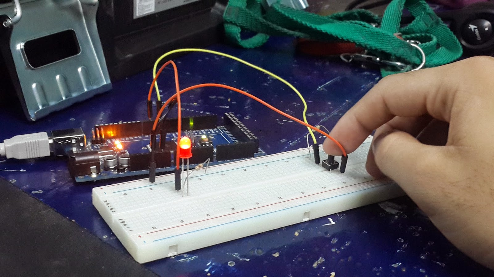 Curso Arduino Mega: Botón enciende LED