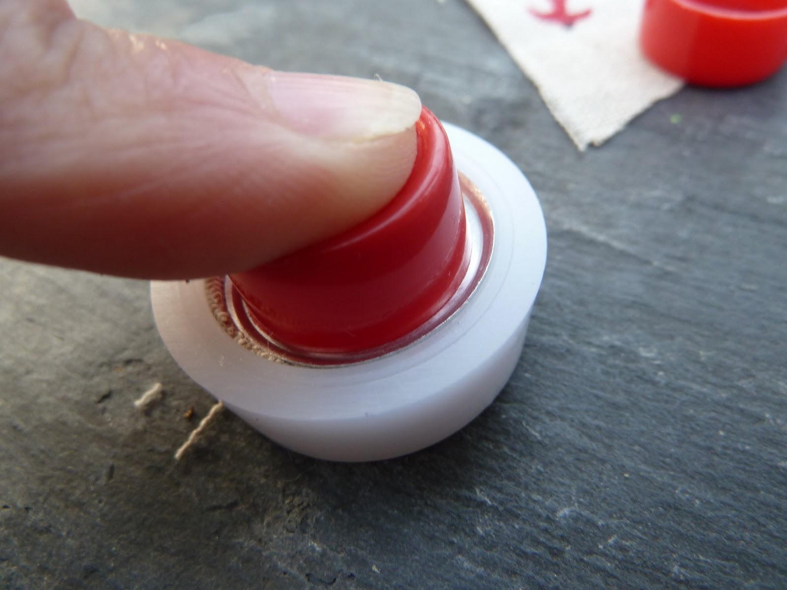 Jasmin Studio Crafts: Make Your Own Buttons!