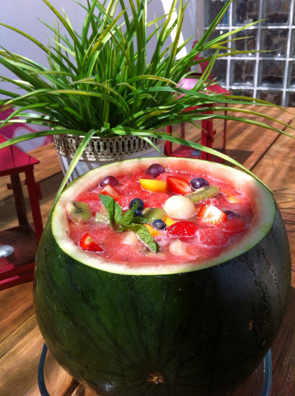 organizar e festejar: Salada de frutas na melancia com mel e hortelã