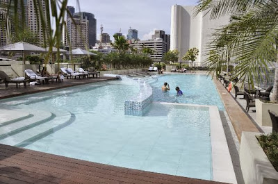 Mami-Eggroll: Fairmont Makati's Singapore Slings and Doussants