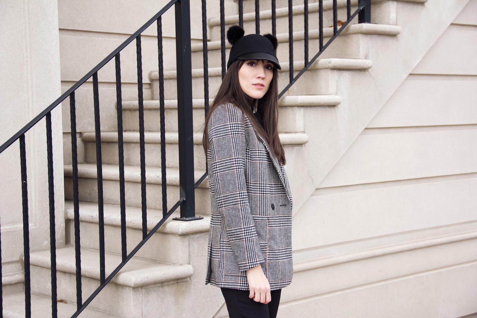 Houndstooth coat and pom pom hat | Carolina Pinglo