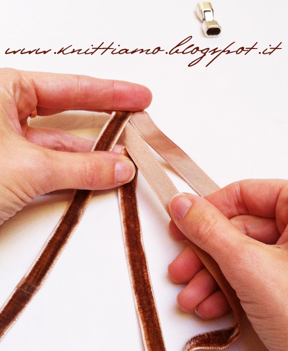 Knittiamo con Martina e Roberta: Come fare una treccia con 4 fili.