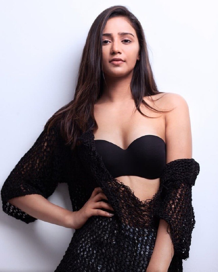 Simran Gupta Latest Stunning Hot Photoshoot