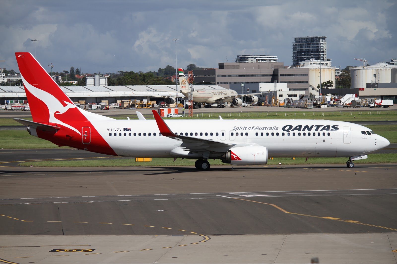 Queensland Plane Spotting: Qantas Boeing 737-800 VH-XZD enters service