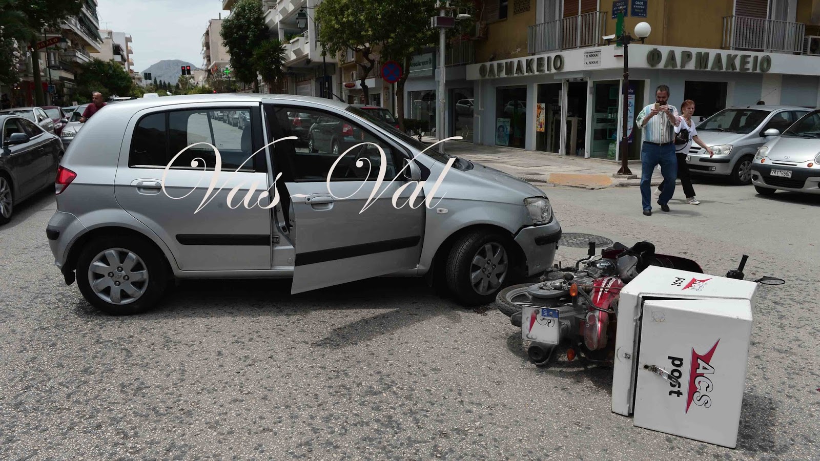 ΕΙΚΟΝΕΣ-ΤΡΟΧΑΙΟ ΜΕ ΕΛΑΦΡΥ ΤΡΑΥΜΑΤΙΣΜΟ ΣΕ ΑΝΑΣΤΡΟΦΗ ΟΧΗΜΑΤΟΣ ΜΕ ΜΗΧΑΝΑΚΙ ...