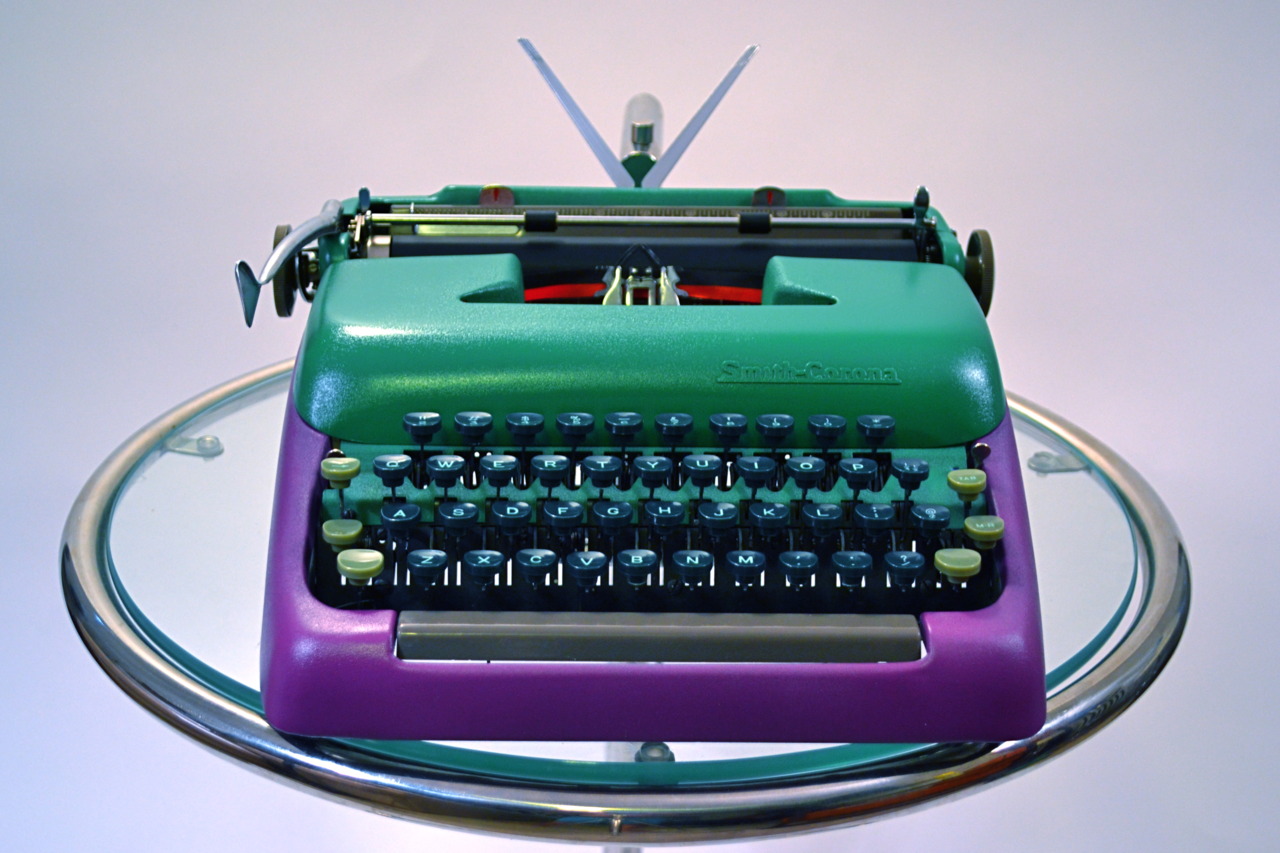 oz.Typewriter: Prettily Painted Portable Typewriters