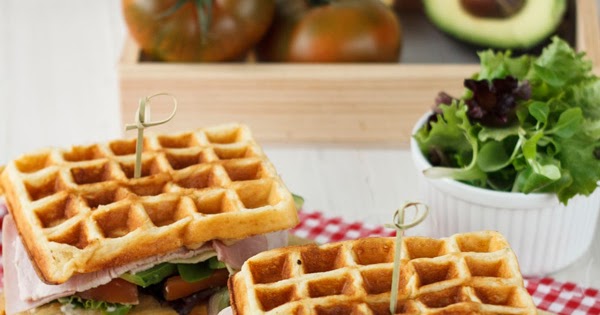 Sandwich a base de waffles relleno con vegetales y queso