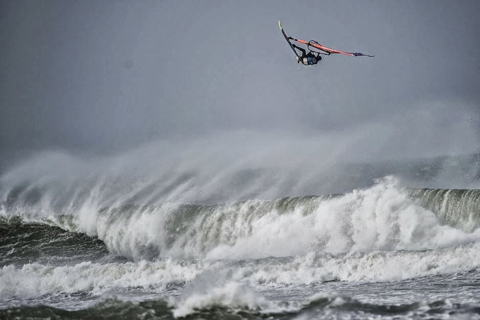 GCP: (VIDEO) CAMPEONATO DE WINDSURF BAJO LAS CONDICIONES DE UN HURACÁN