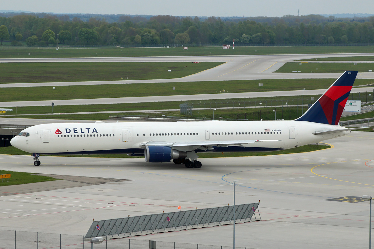 Eastwings: B-767-432ER * Delta Air Lines * N838MH