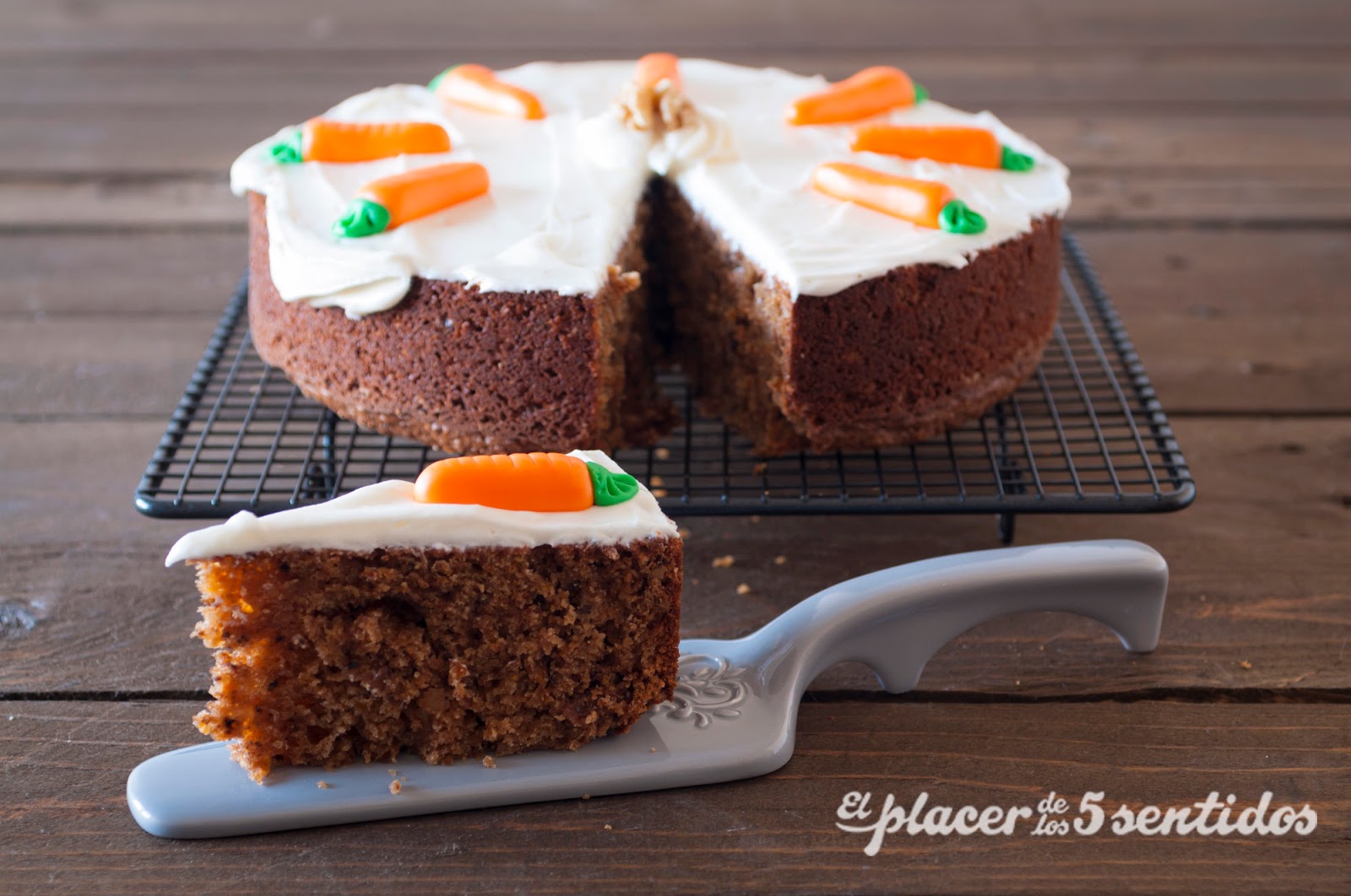EL PLACER DE LOS CINCO SENTIDOS: PASTEL DE ZANAHORIA (CARROT CAKE)
