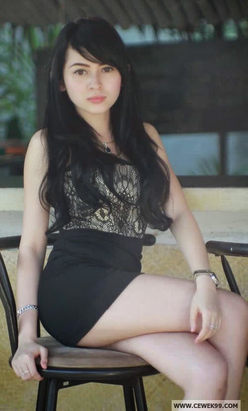 Pose Menantang ABG Ini Bikin Merangsang Mas Bro - Tante Girang