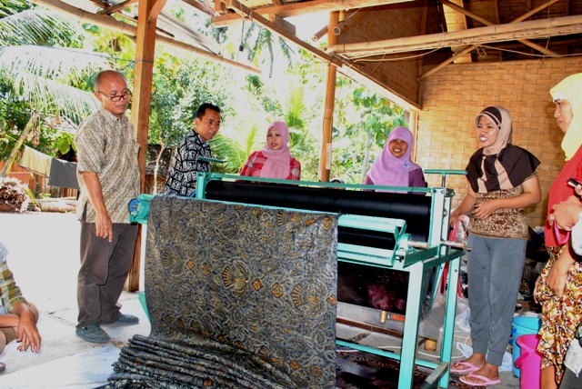 KURSUS Batik Tulis di GIRILOYO: Mesin Pewarna Batik [Feeder]