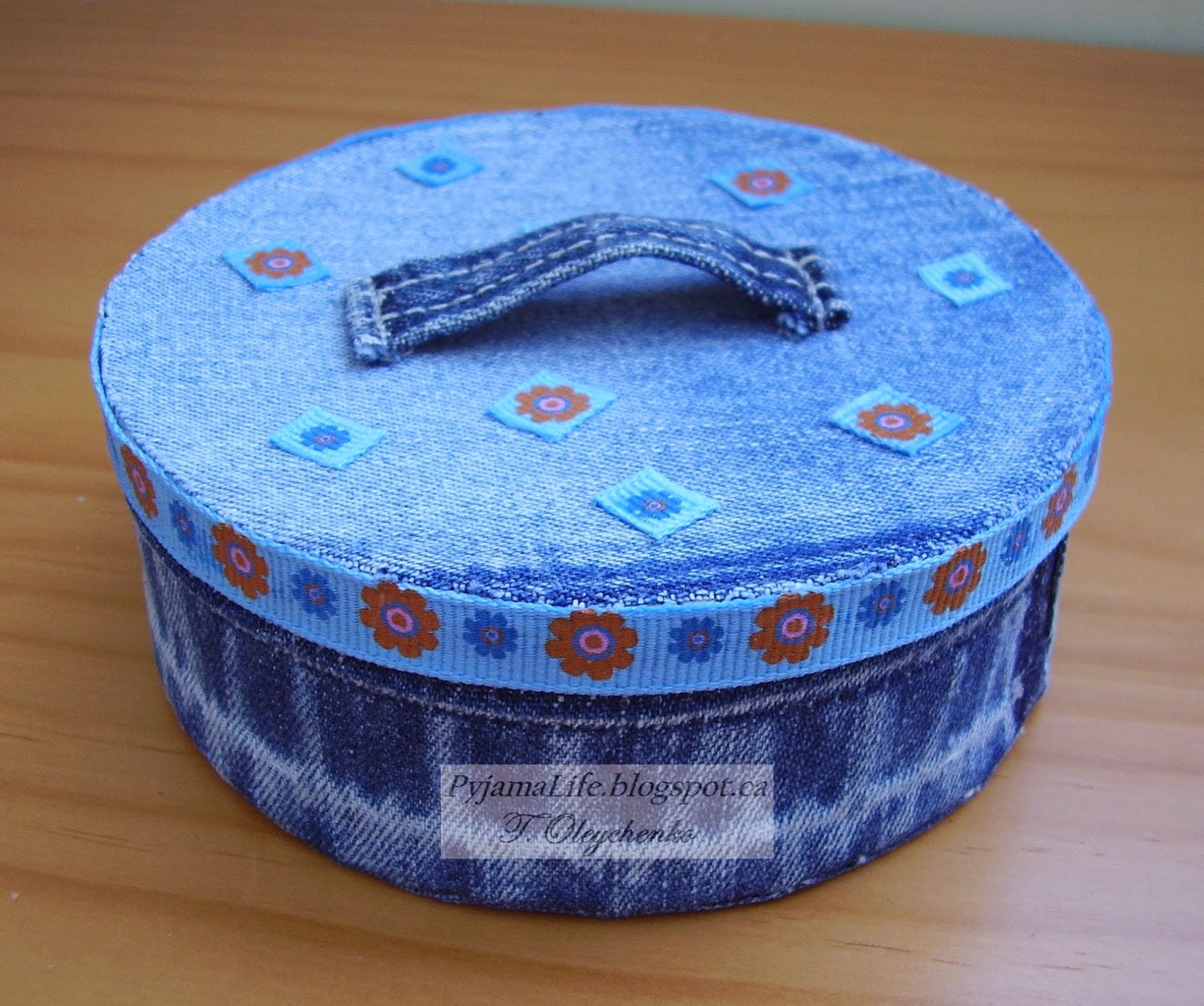 PyjamaLife: How to decorate small round box with denim