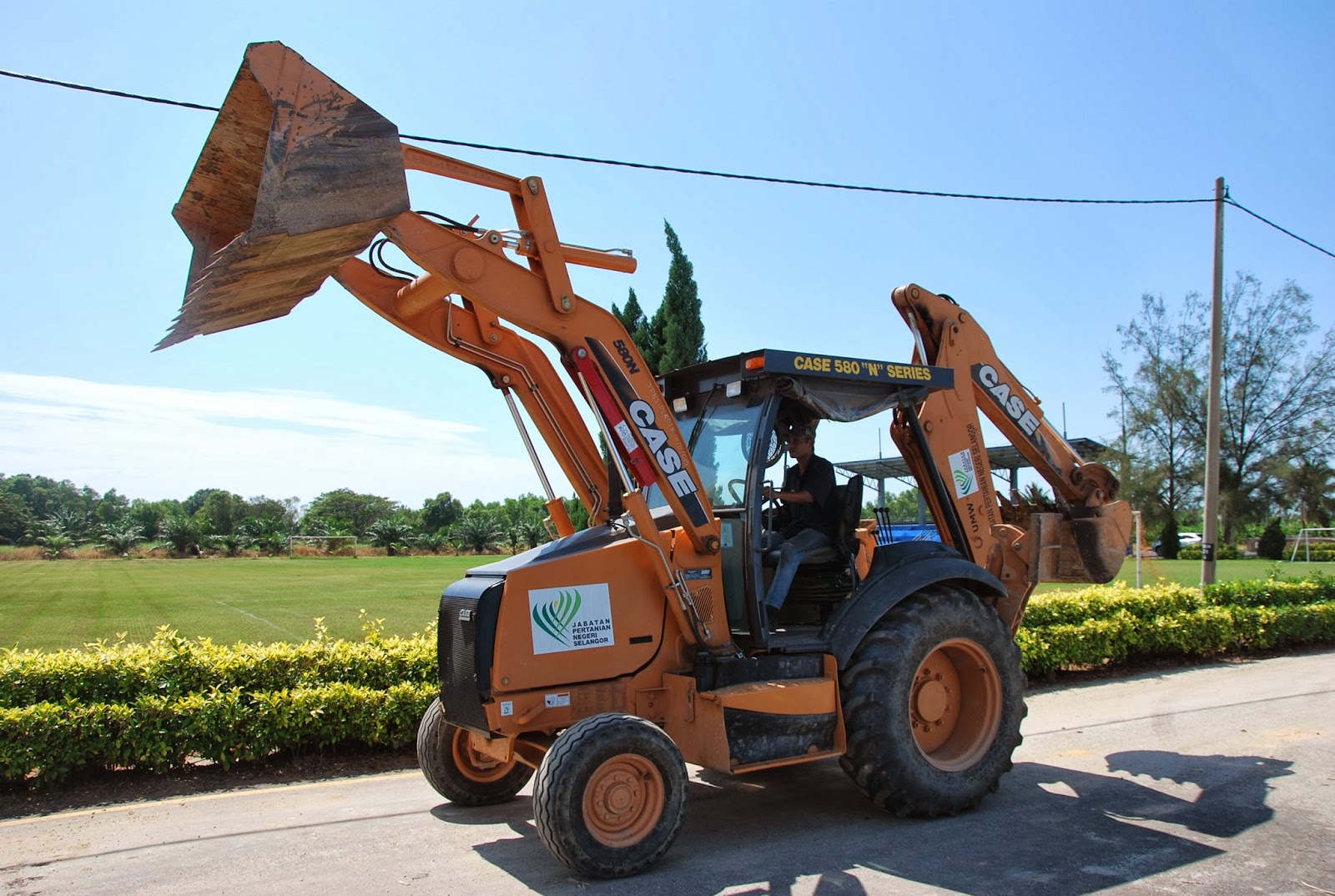 Pengambilan 78 menjalani ujian memandu "backhoe loader" untuk menduduki ...
