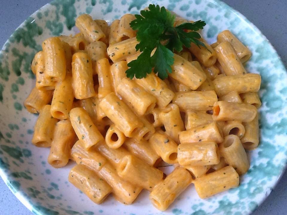 PENNETTE CON SALSA TOMATE Y NATA